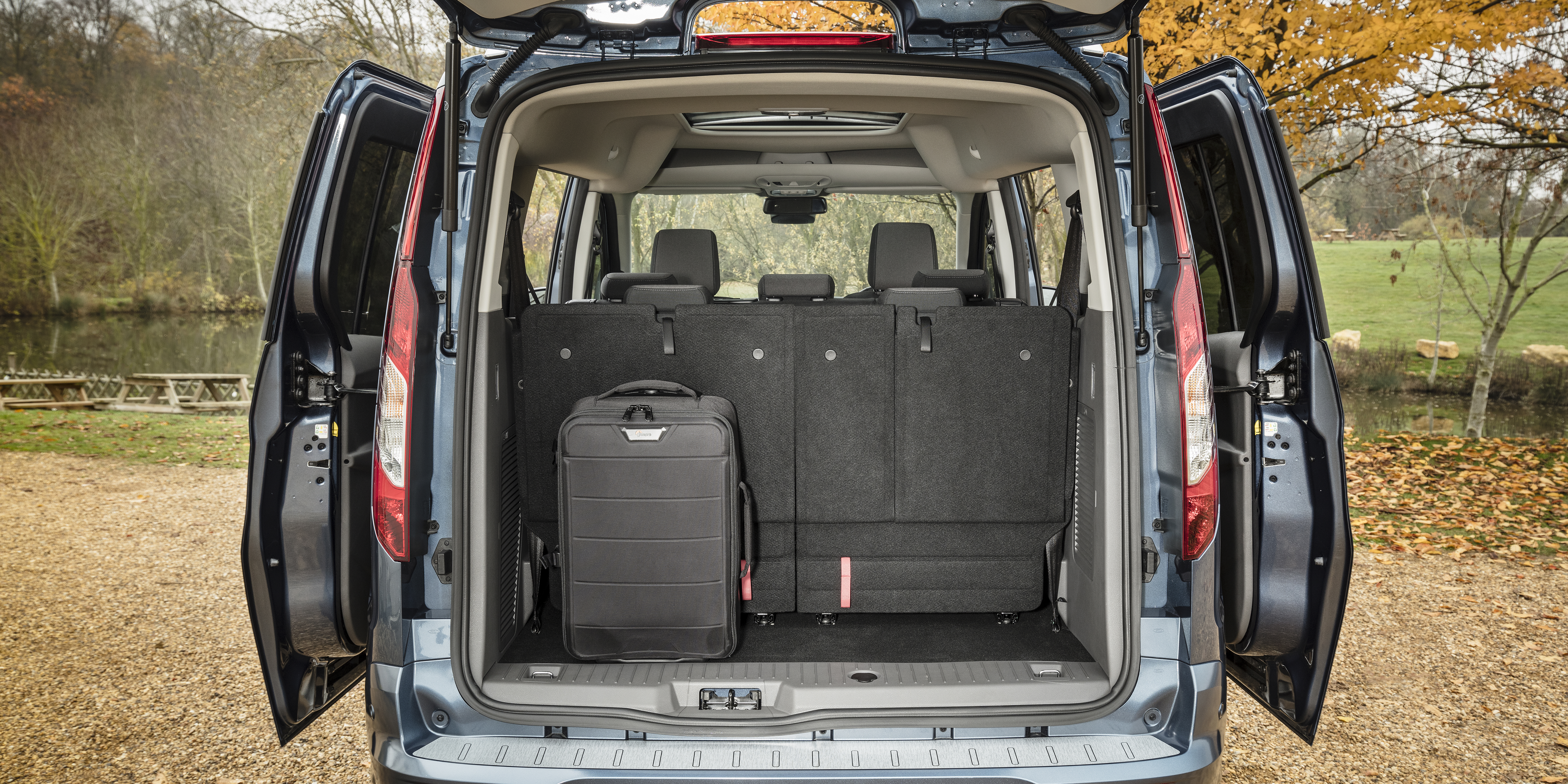 Ford Grand Tourneo Connect Review 2023 | Drive, Specs & Pricing | carwow