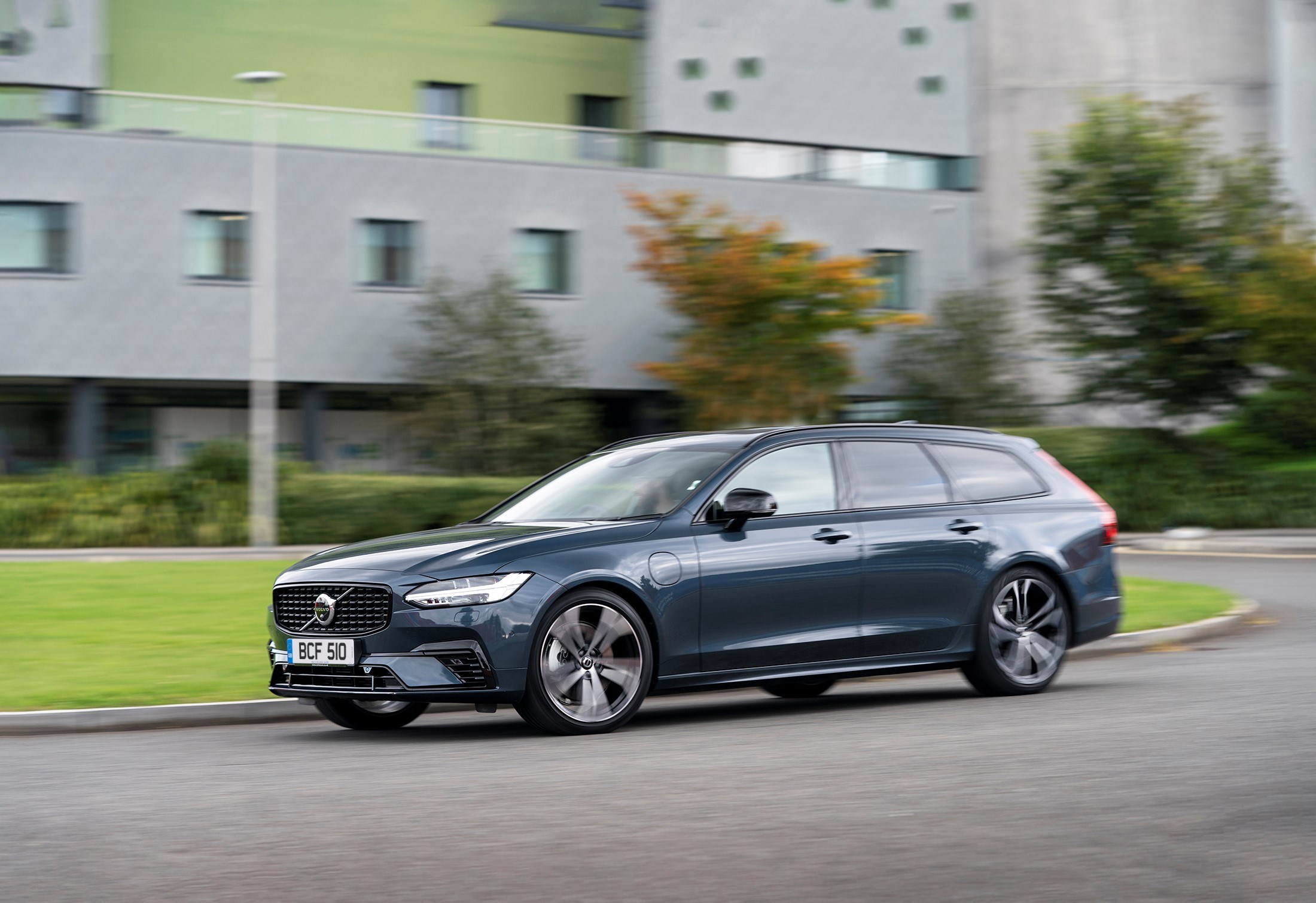 Volvo V90 Hybrid Review 2026 | Drive, Specs & Pricing | Carwow