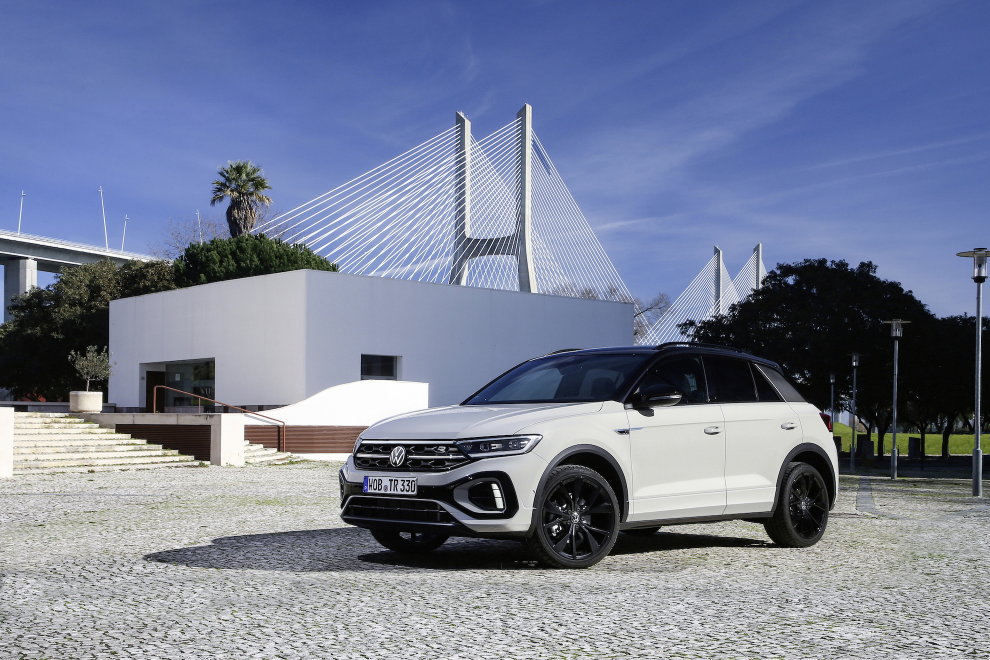 Volkswagen T-Roc Review 2023 | Drive, Specs & Pricing | carwow