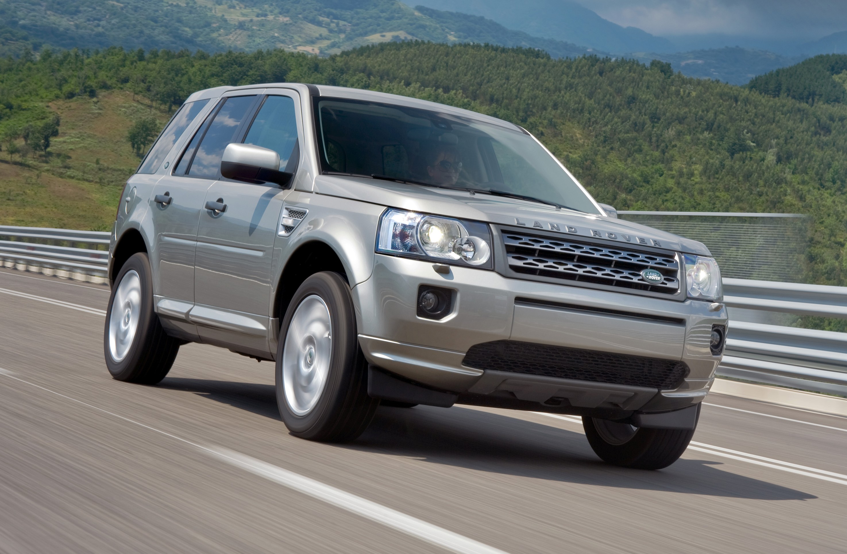 Land Rover UK | New Land Rover Cars, Prices & Reviews | Carwow