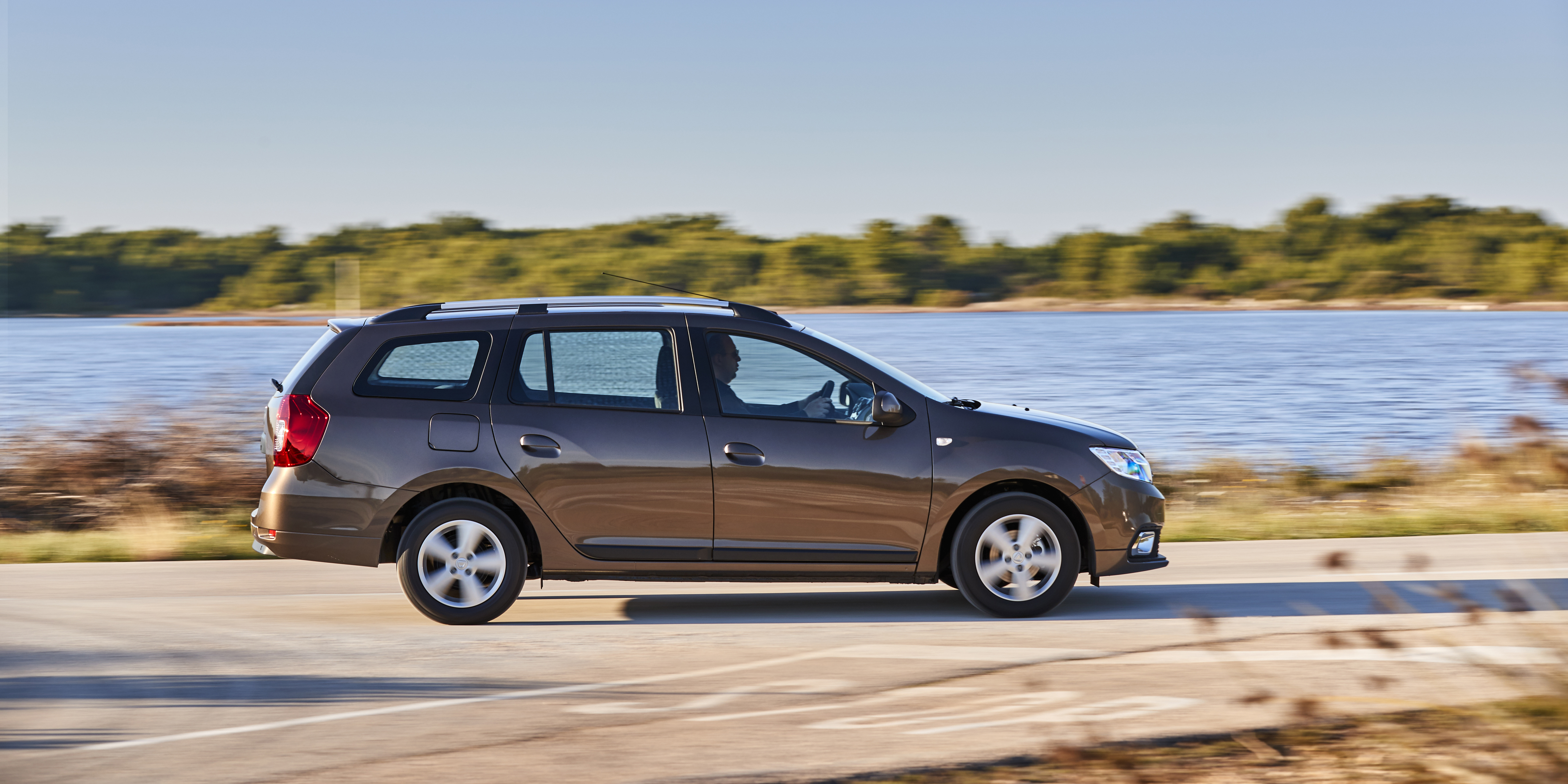 Dacia Logan MCV Review 2026 | Drive, Specs & Pricing | Carwow