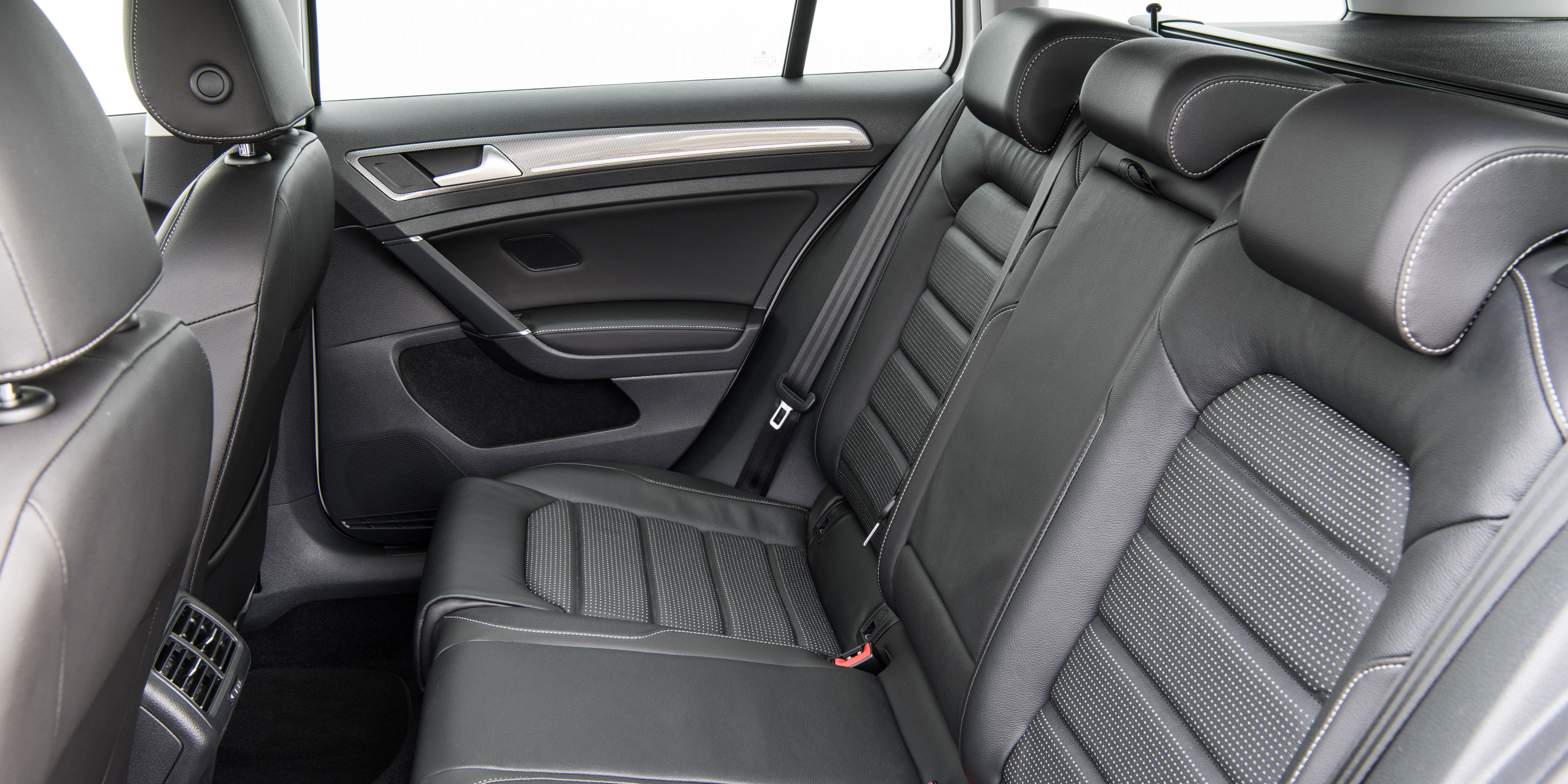 Volkswagen Golf Alltrack Review 2022 | Drive, Specs & Pricing | carwow