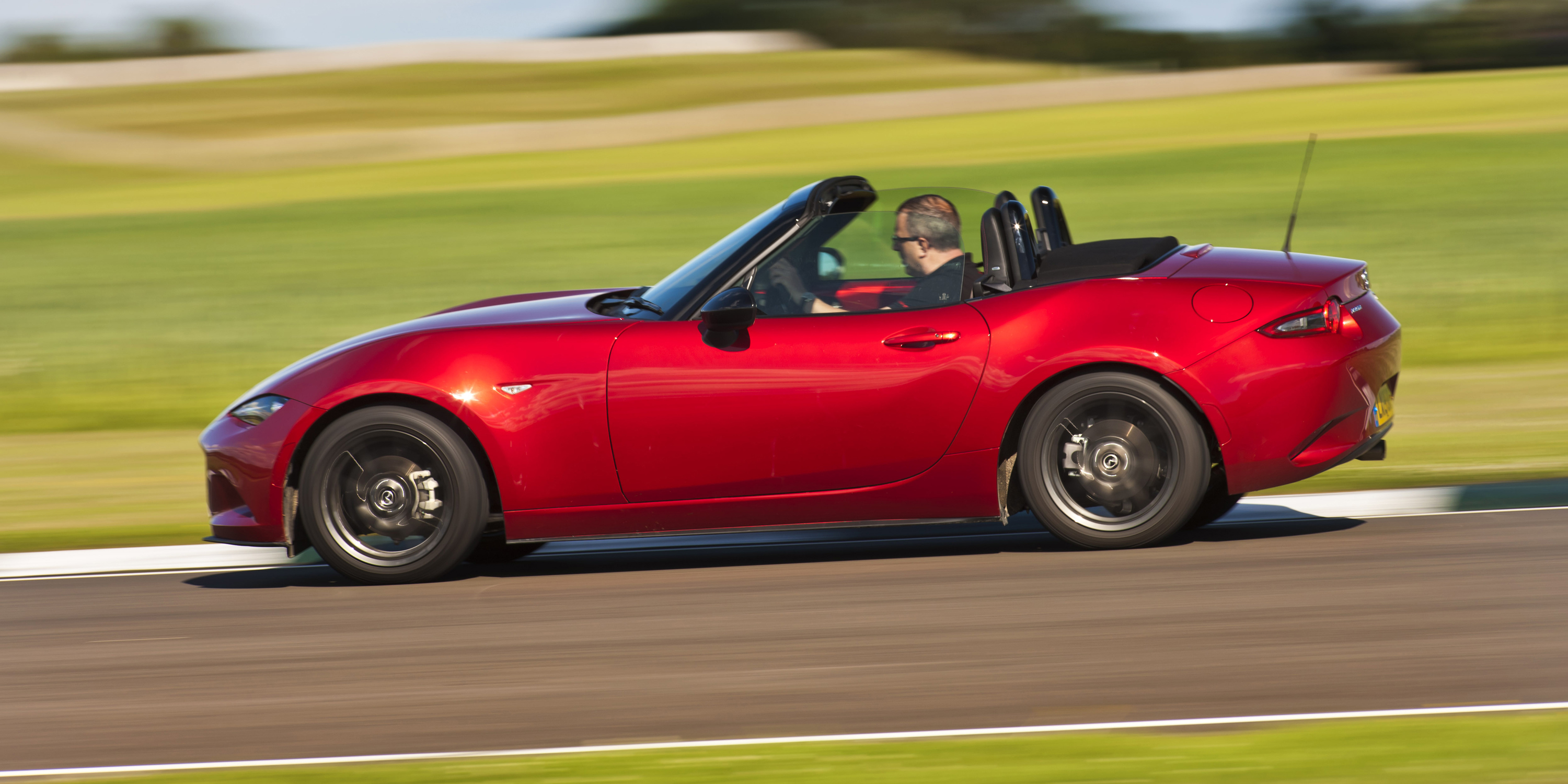 Mazda MX-5 Review | carwow