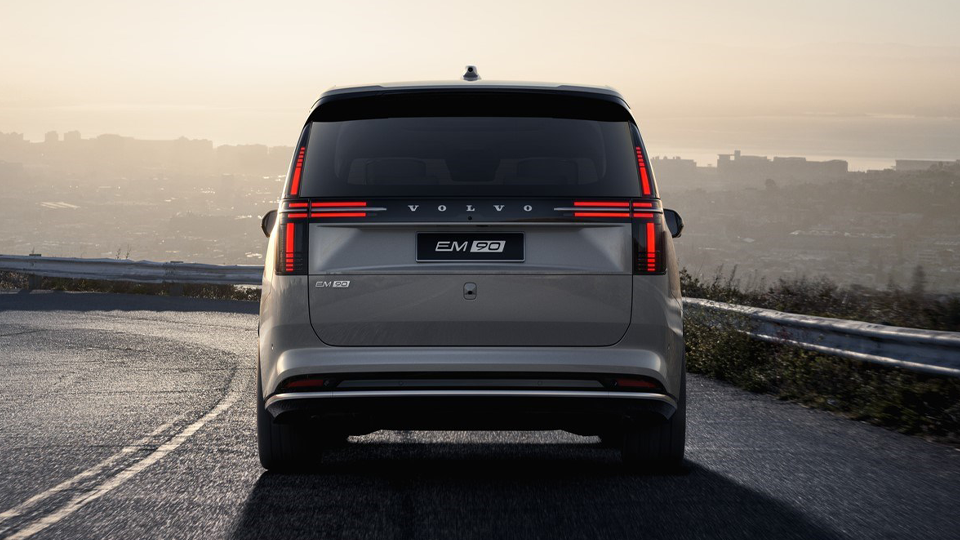 New Volvo EM90 revealed: all-electric MPV for China | Carwow