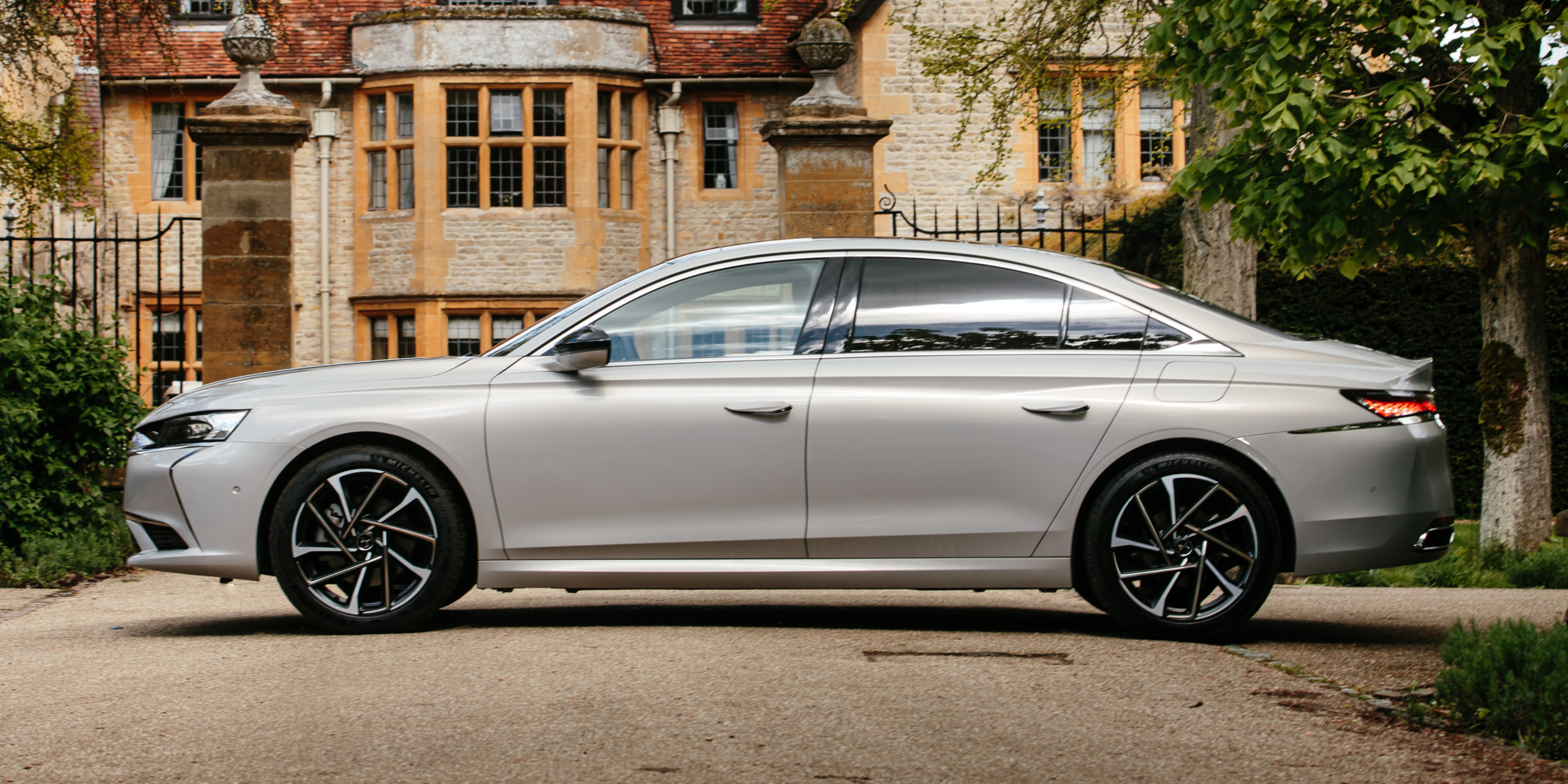 DS DS 9 Review 2022 | Drive, Specs & Pricing | carwow