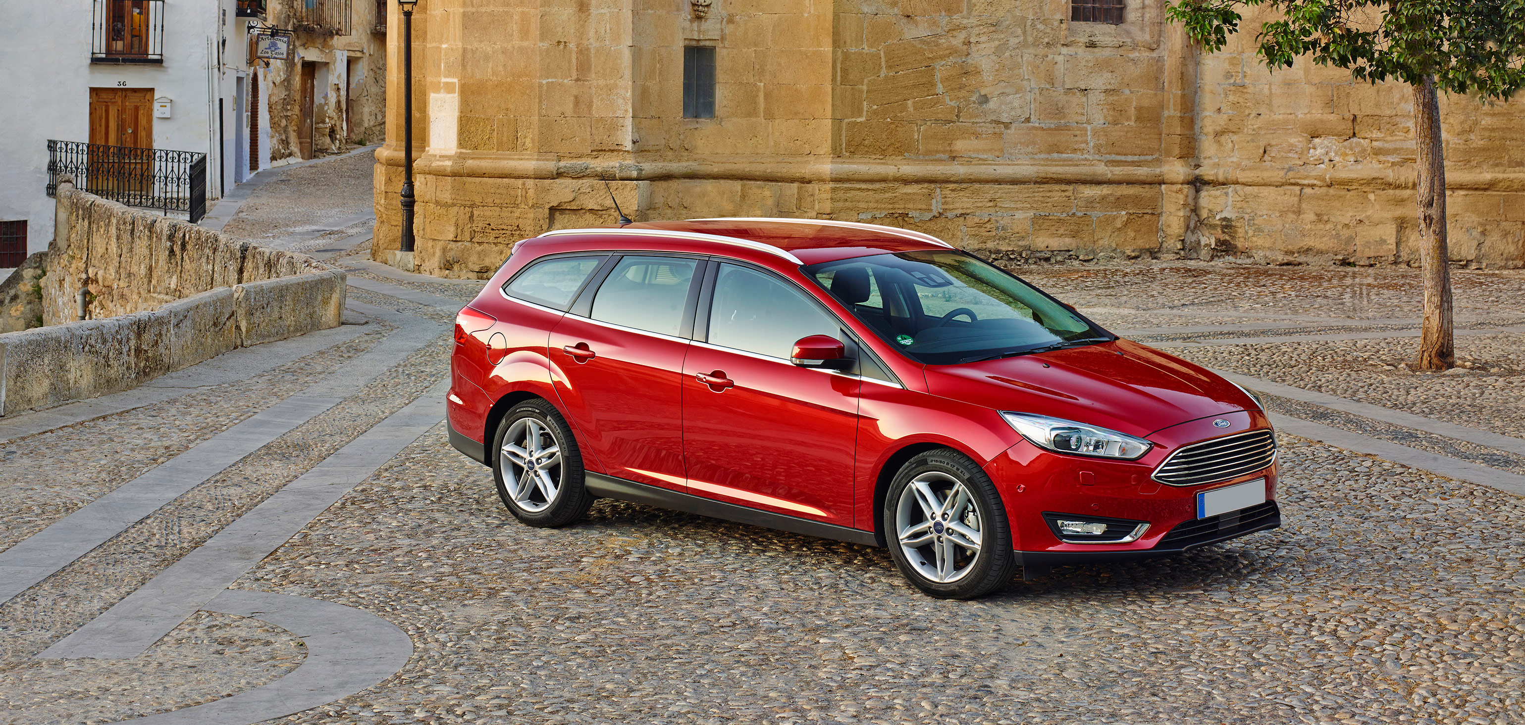 Ford Focus Estate Review | carwow