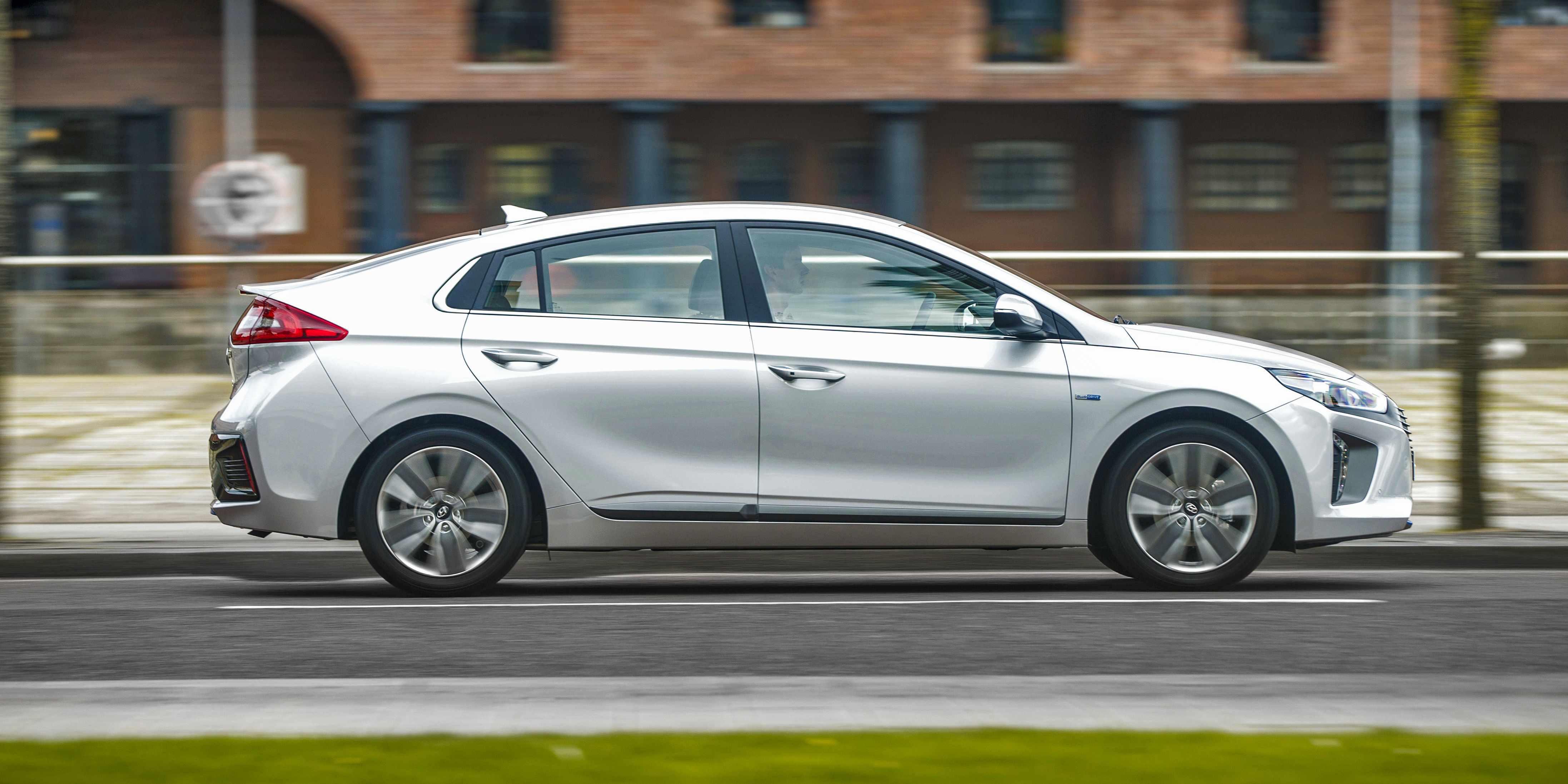 Hyundai Ioniq hybrid Review | carwow